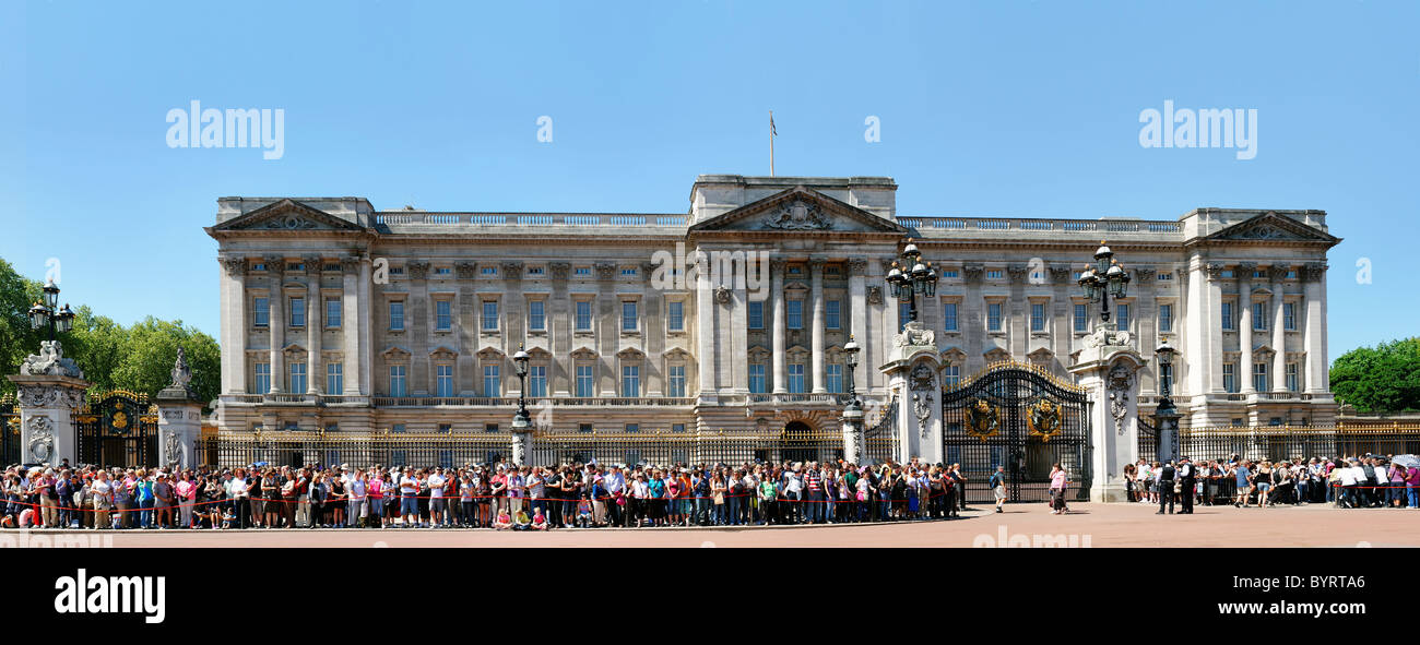 Crowd outside buckingham palace hi-res stock photography and images - Alamy