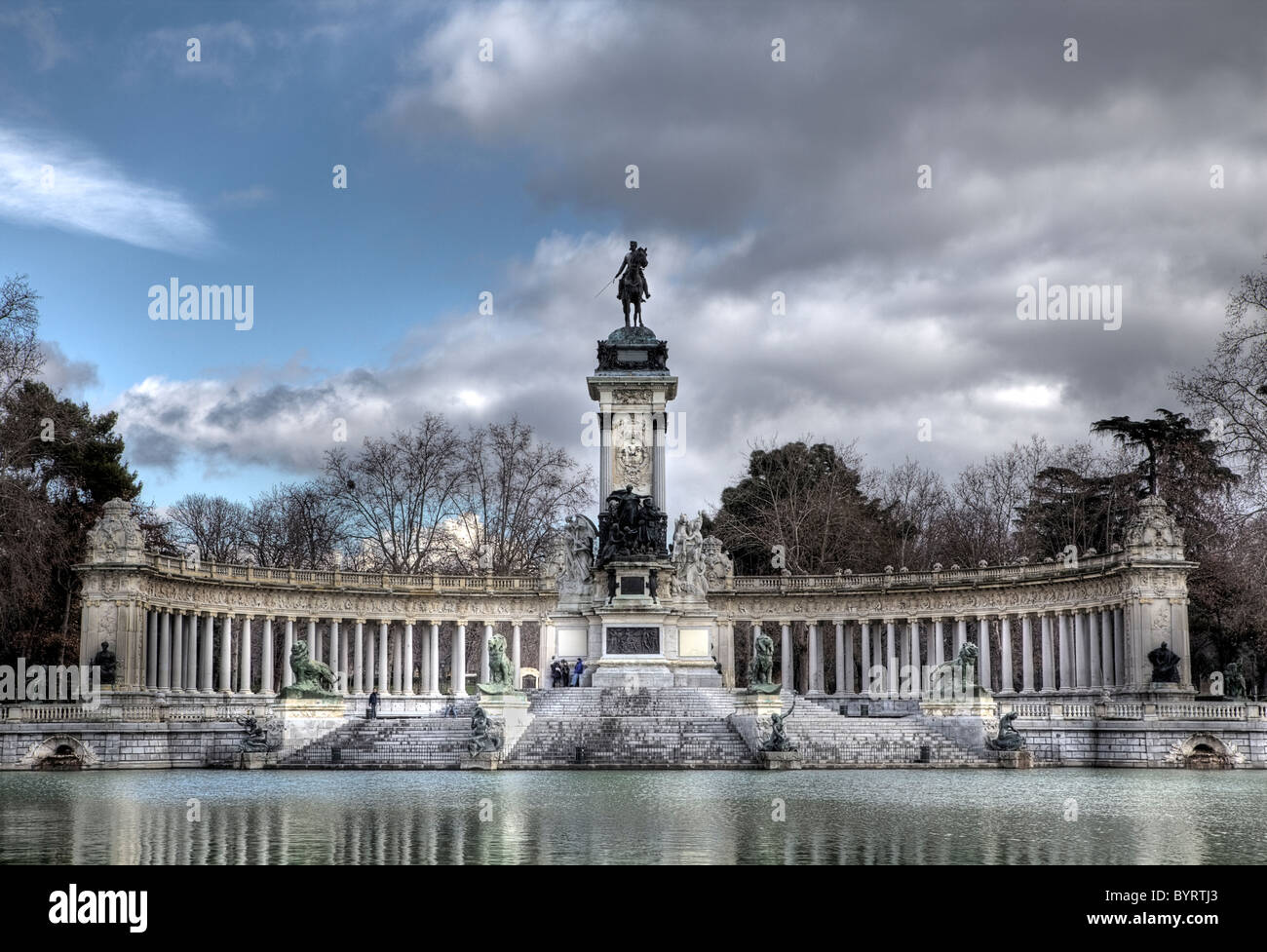 Madrid statue park hi-res stock photography and images - Alamy