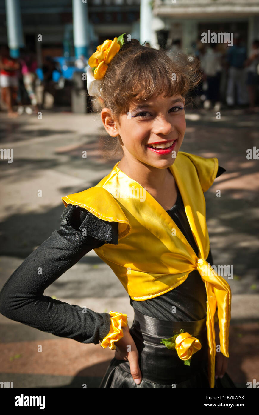 Cuban girls dancing hi-res stock photography and images - Alamy