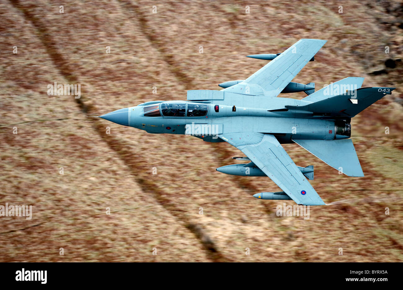 tornado gr4 Lowe flying in north wales the mach loop they go as low as ...