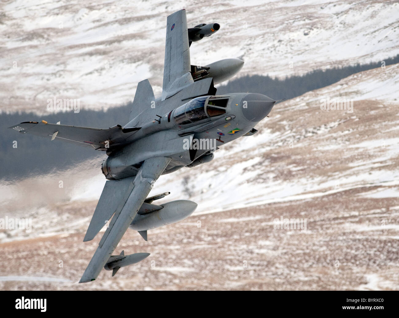 tornado gr4Lowe flying in north wales the mach loop they go as low as ...