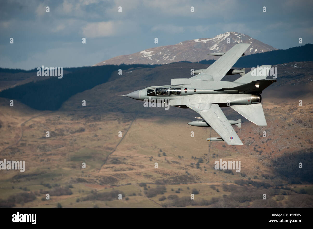 tornado gr4Lowe flying in north wales the mach loop they go as low as ...