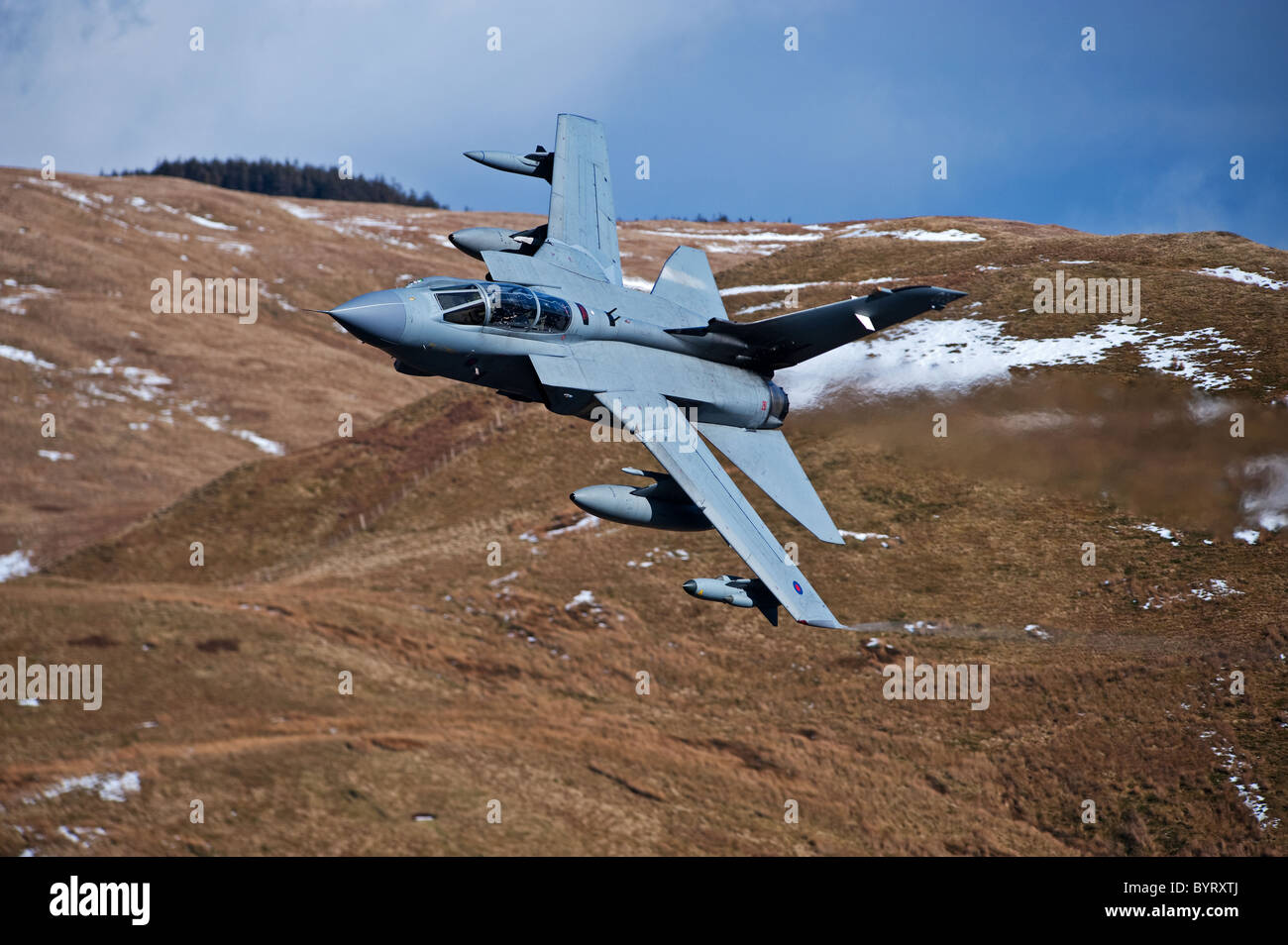 tornado gr4 Lowe flying in north wales the mach loop they go as low as ...