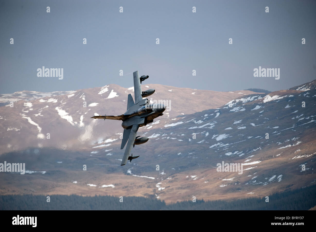 gr4 tornado Lowe flying in north wales the mach loop they go as low as ...