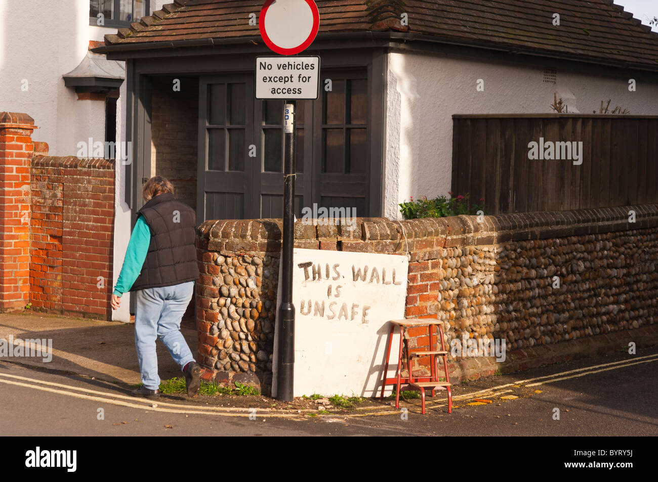 Unsafe wall warning sign hi-res stock photography and images - Alamy