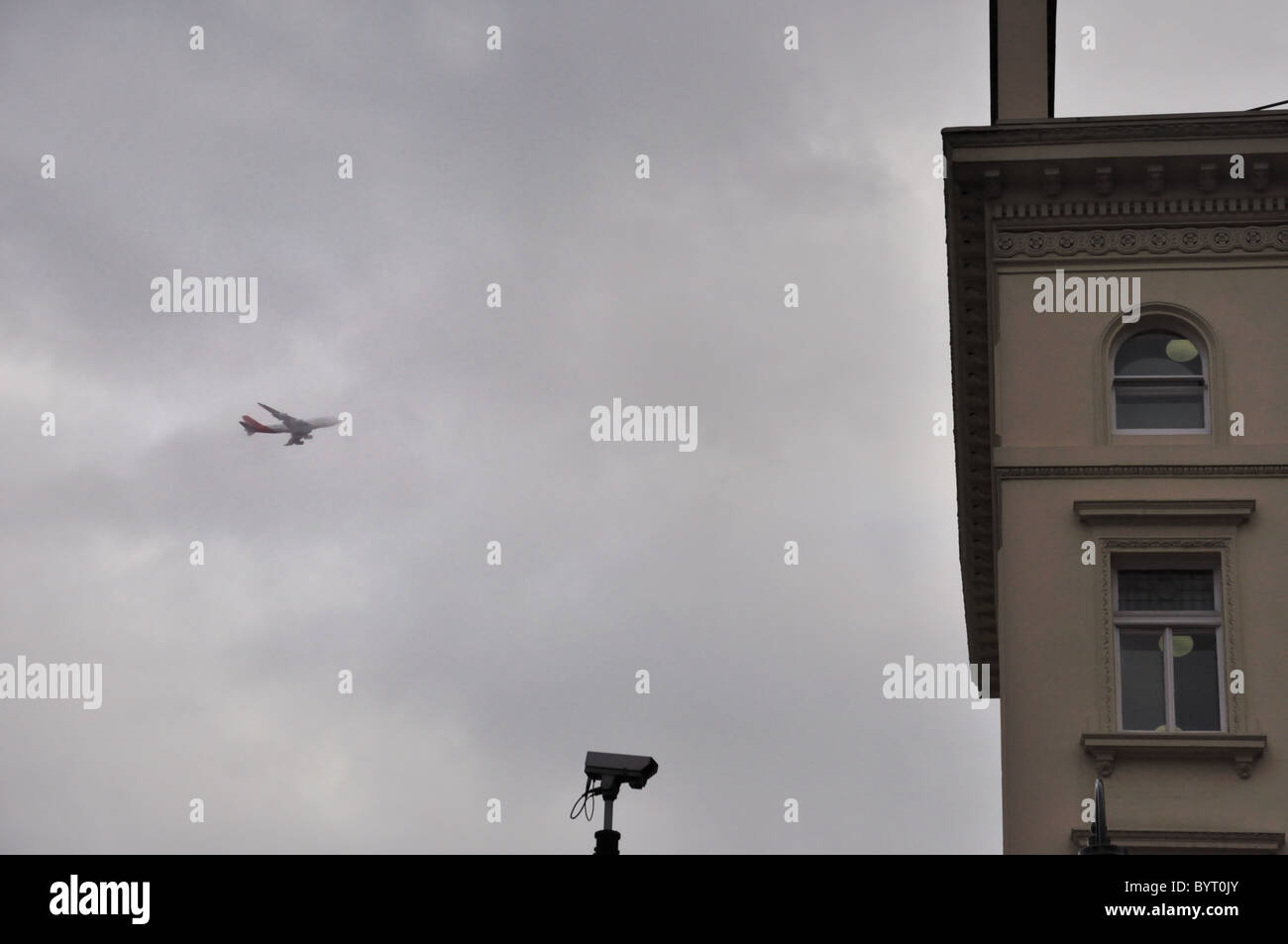Plane over city hi-res stock photography and images - Alamy