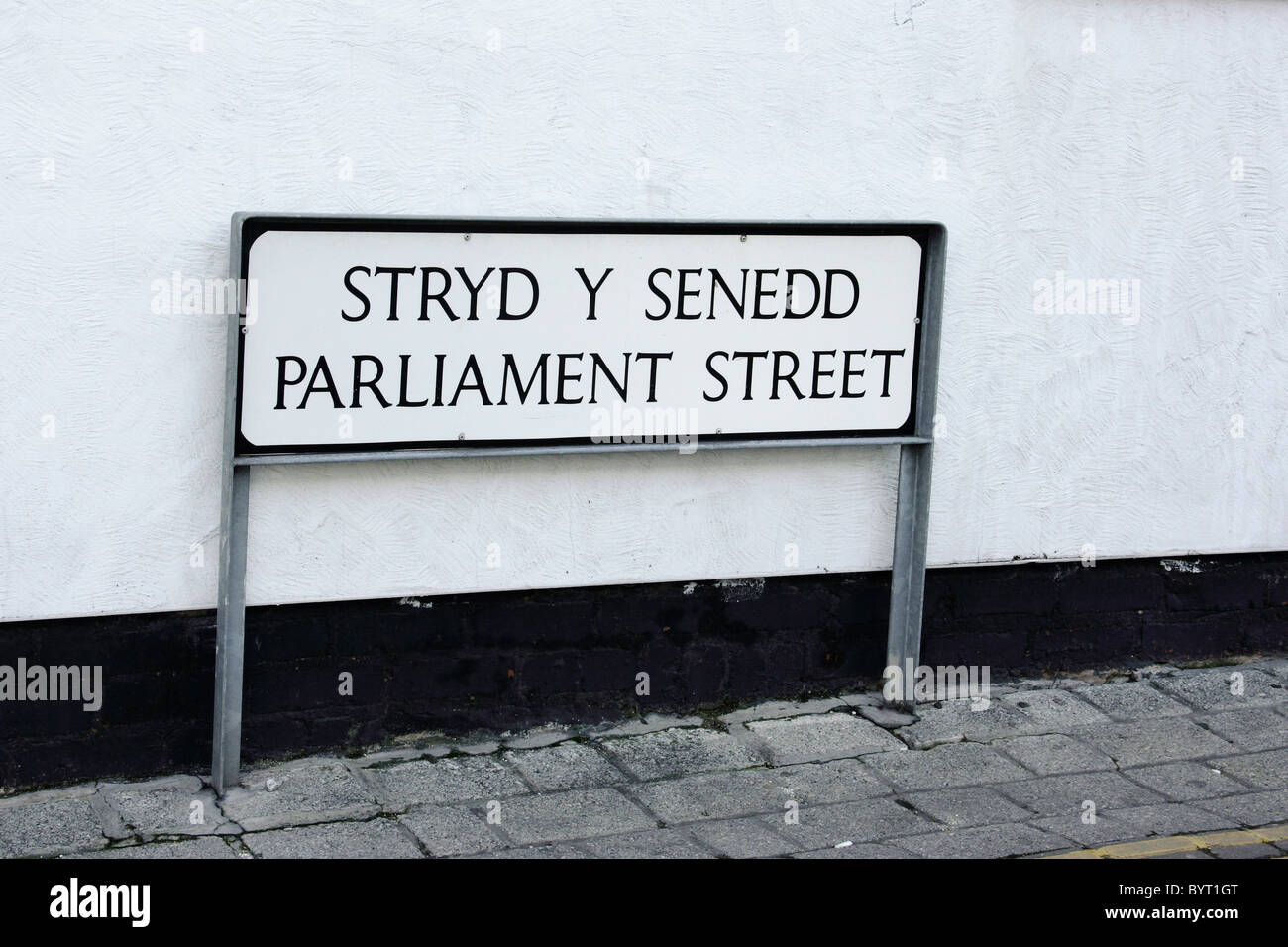 Road sign in welsh english hi-res stock photography and images - Alamy