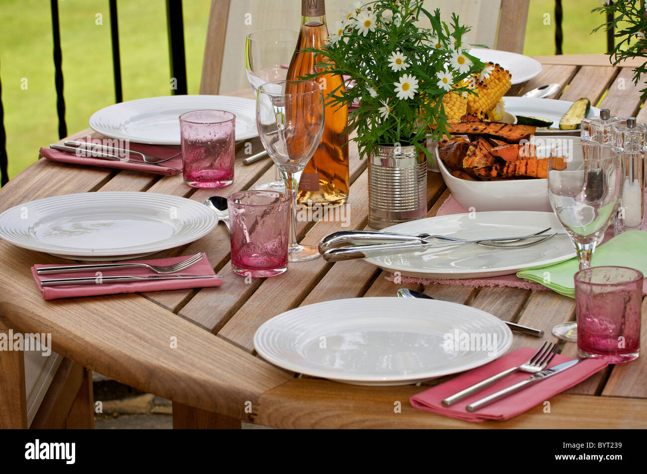 Garden Table setting Stock Photo - Alamy