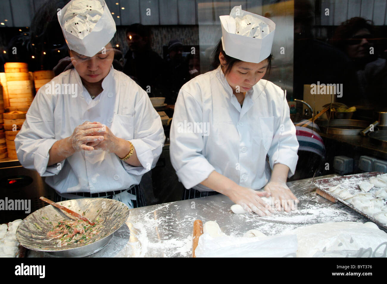 UK.CHEFS MAKING DIM SUM DURING CHINESE NEW YEAR FESTIVAL CELEBRATING ...