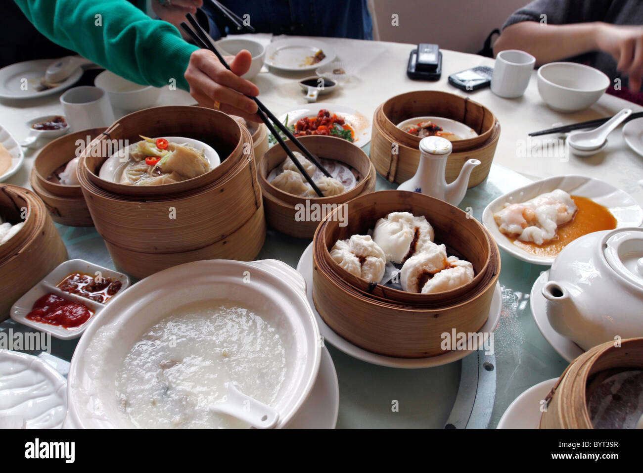 UK.FRIENDS EATING DIM SUM DURING CHINESE NEW YEAR FESTIVAL CELEBRATING ...