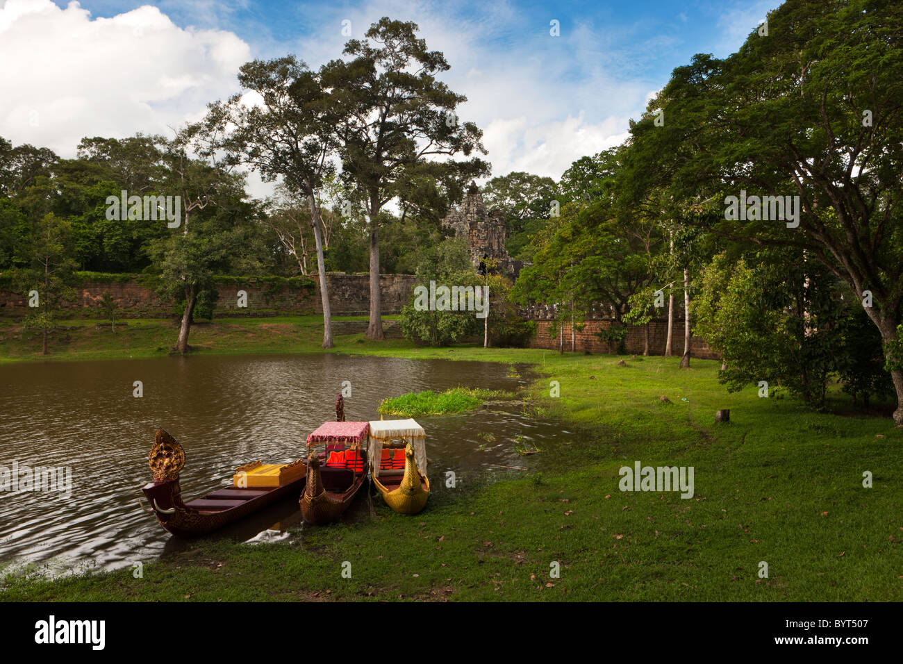 Bridge statues gate angkor hi-res stock photography and images - Alamy