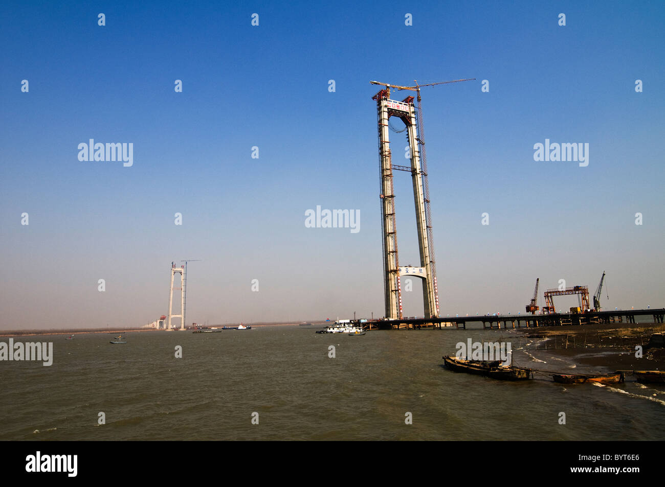 A new bridge over the Yangtze river under construction Stock Photo - Alamy
