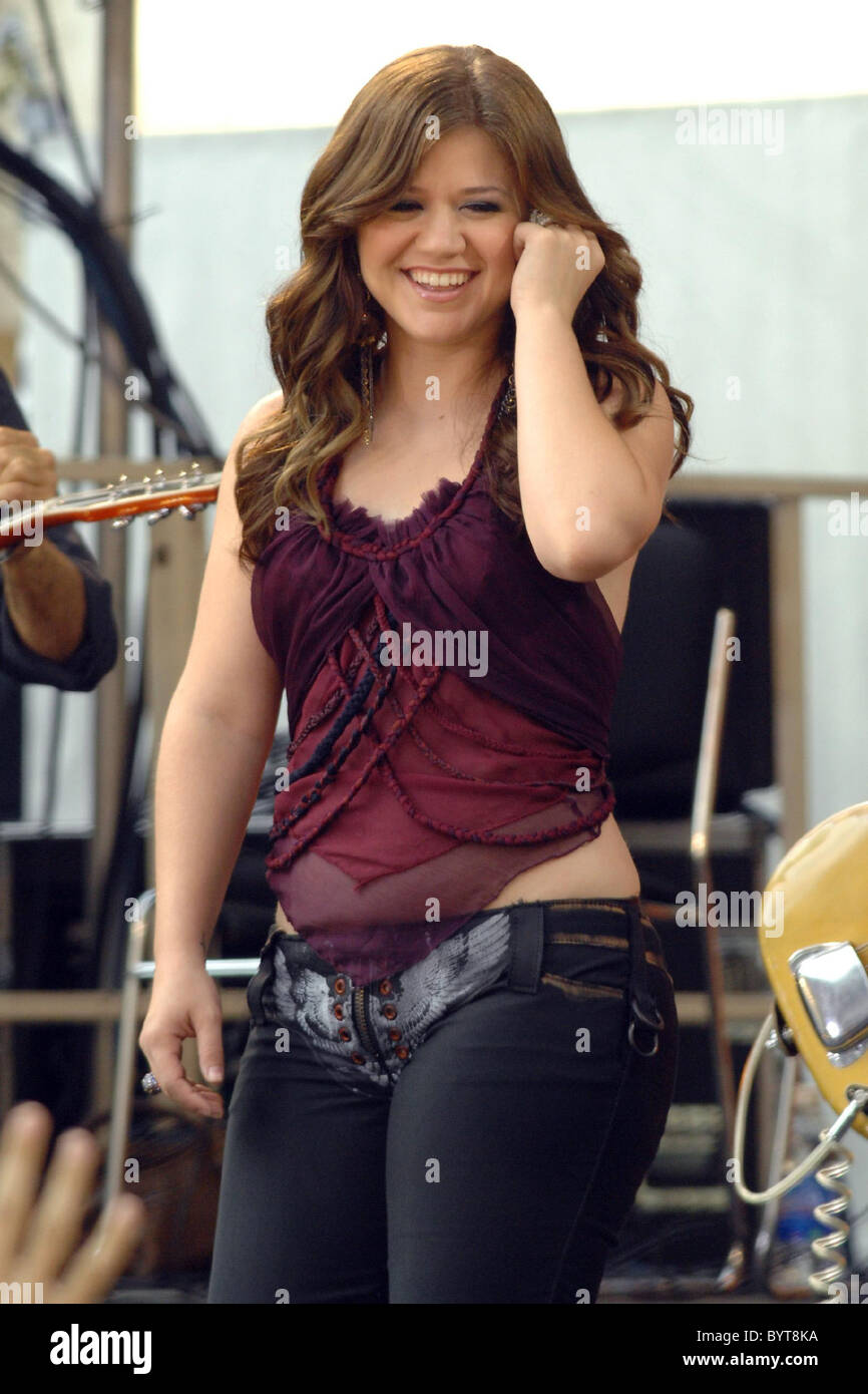 Kelly Clarkson performs on Good Morning America at the Lincoln Centre ...