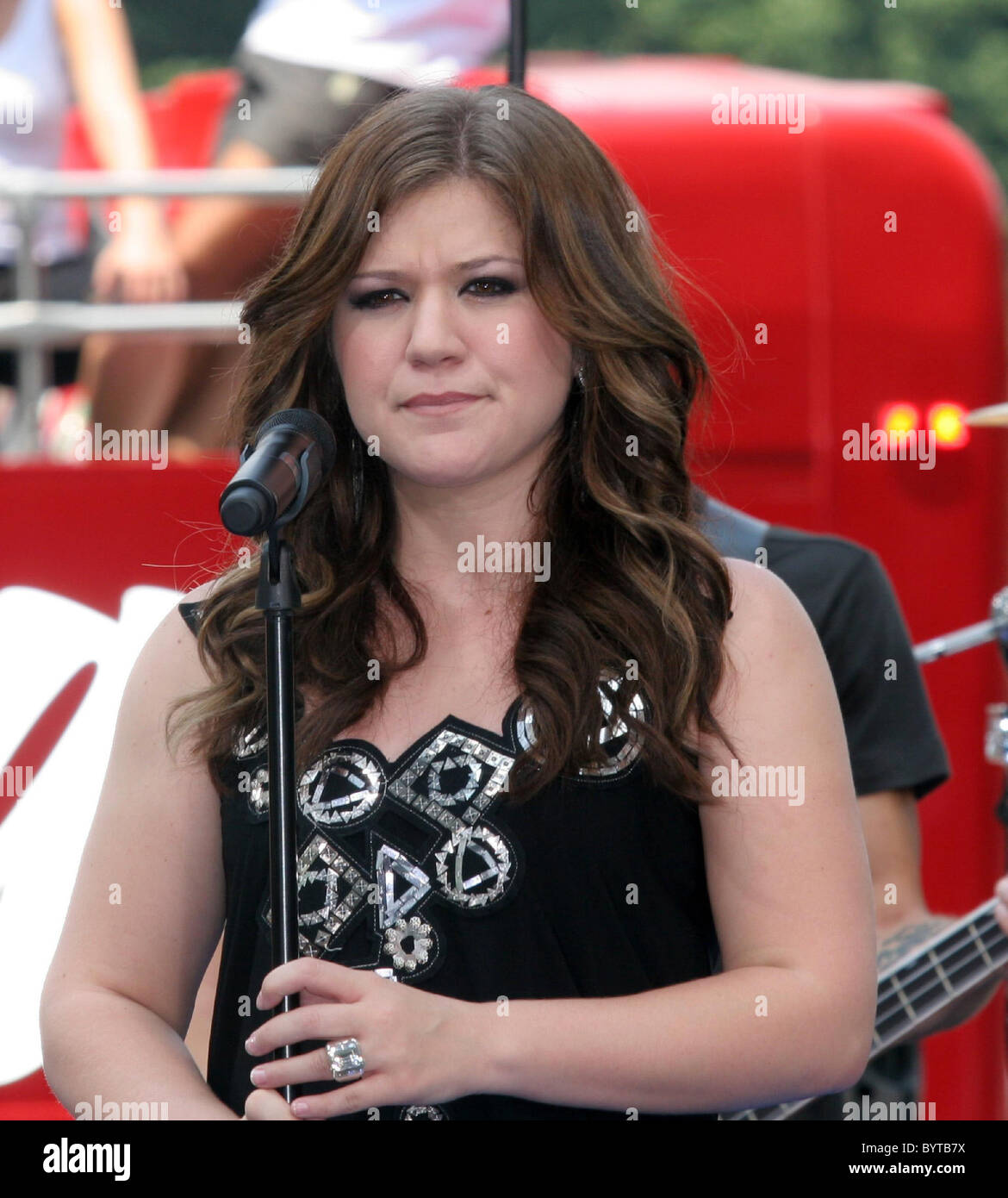 Kelly Clarkson performs performs live on the CBS Early Show held at GM ...