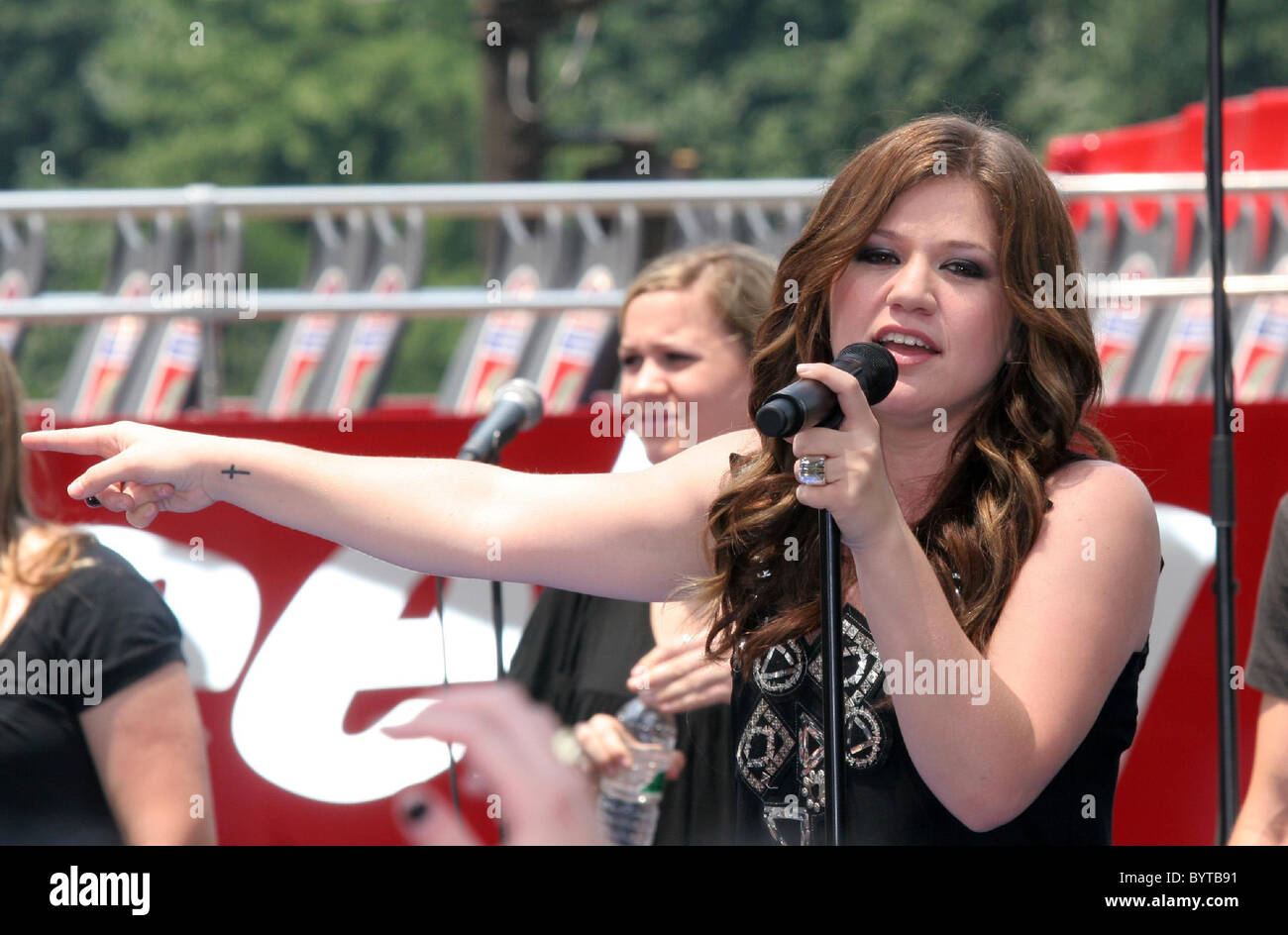 Kelly Clarkson performs performs live on the CBS Early Show held at GM ...