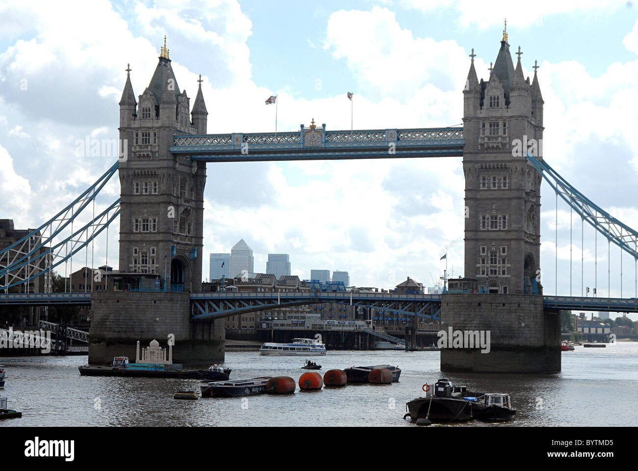 A floating replica of the Taj Mahal sailing down the Thames to launch a ...