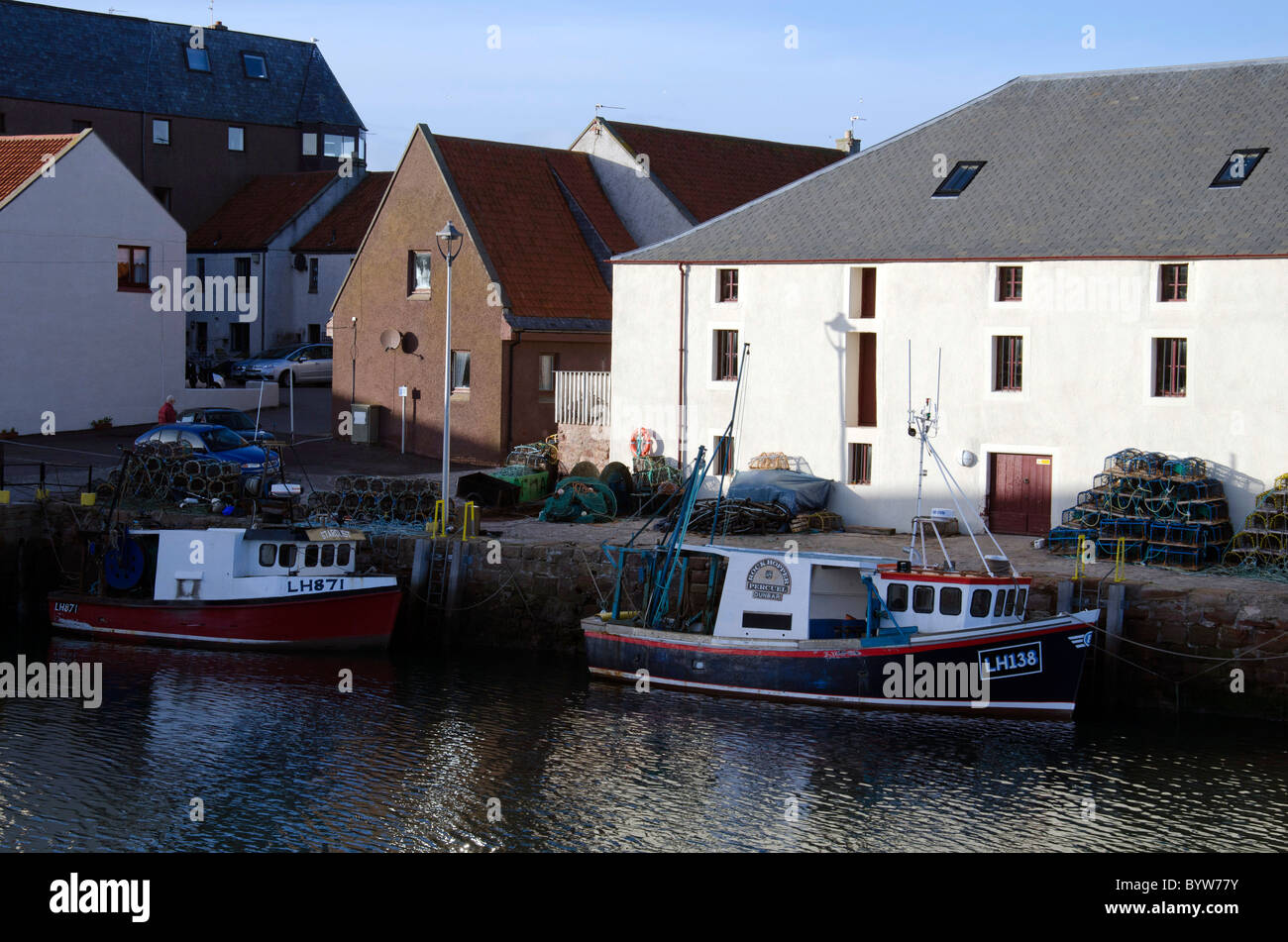 Boats in dunbar harbour scotland hi-res stock photography and images ...