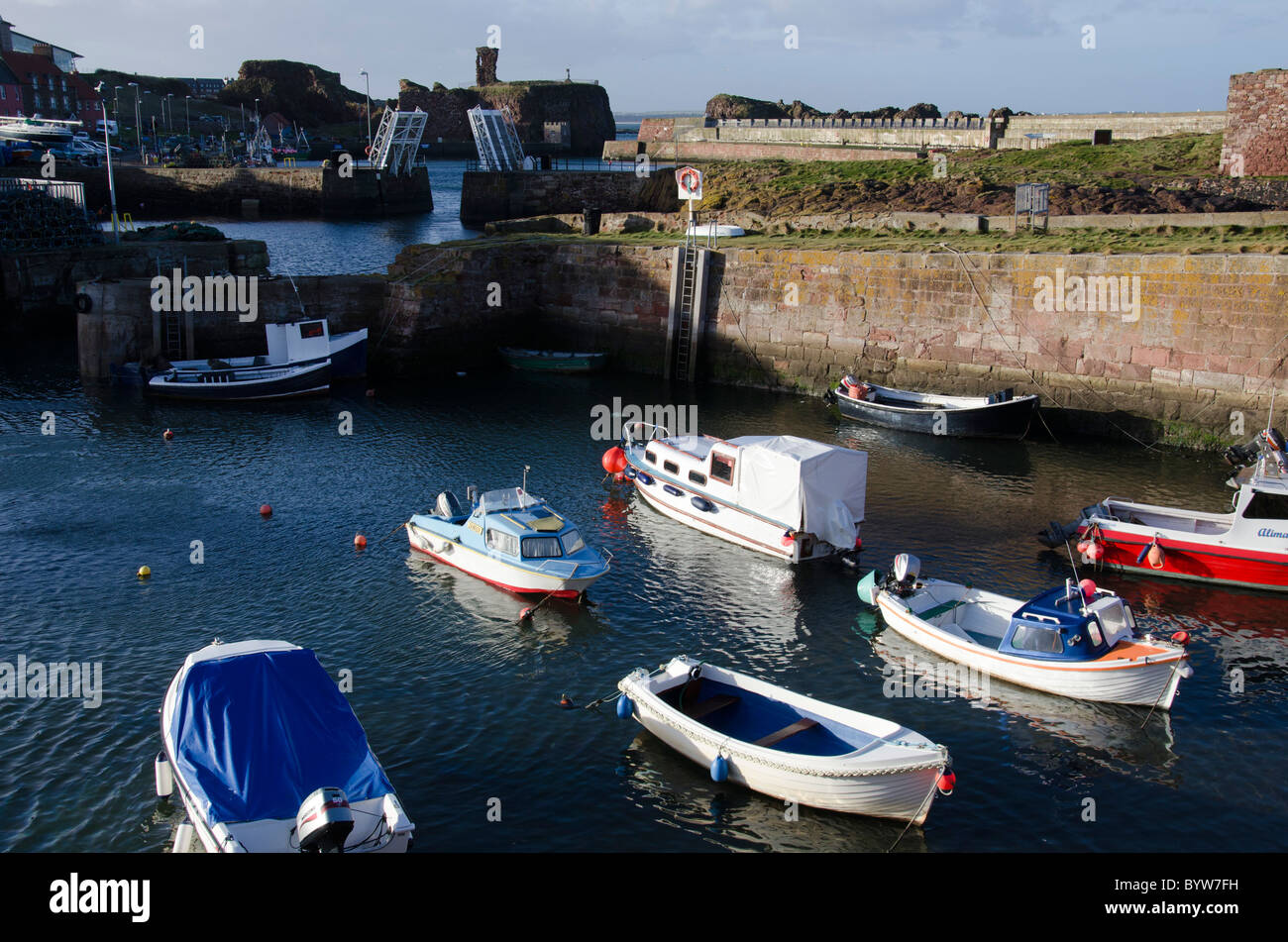 Boats in dunbar harbour scotland hi-res stock photography and images ...