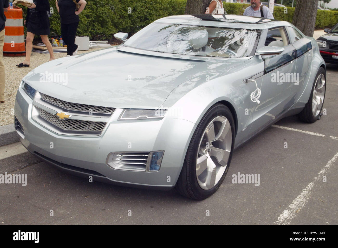 GM unveiled a hydrogen-fuel-cell-powered version of its Chevrolet Volt ...