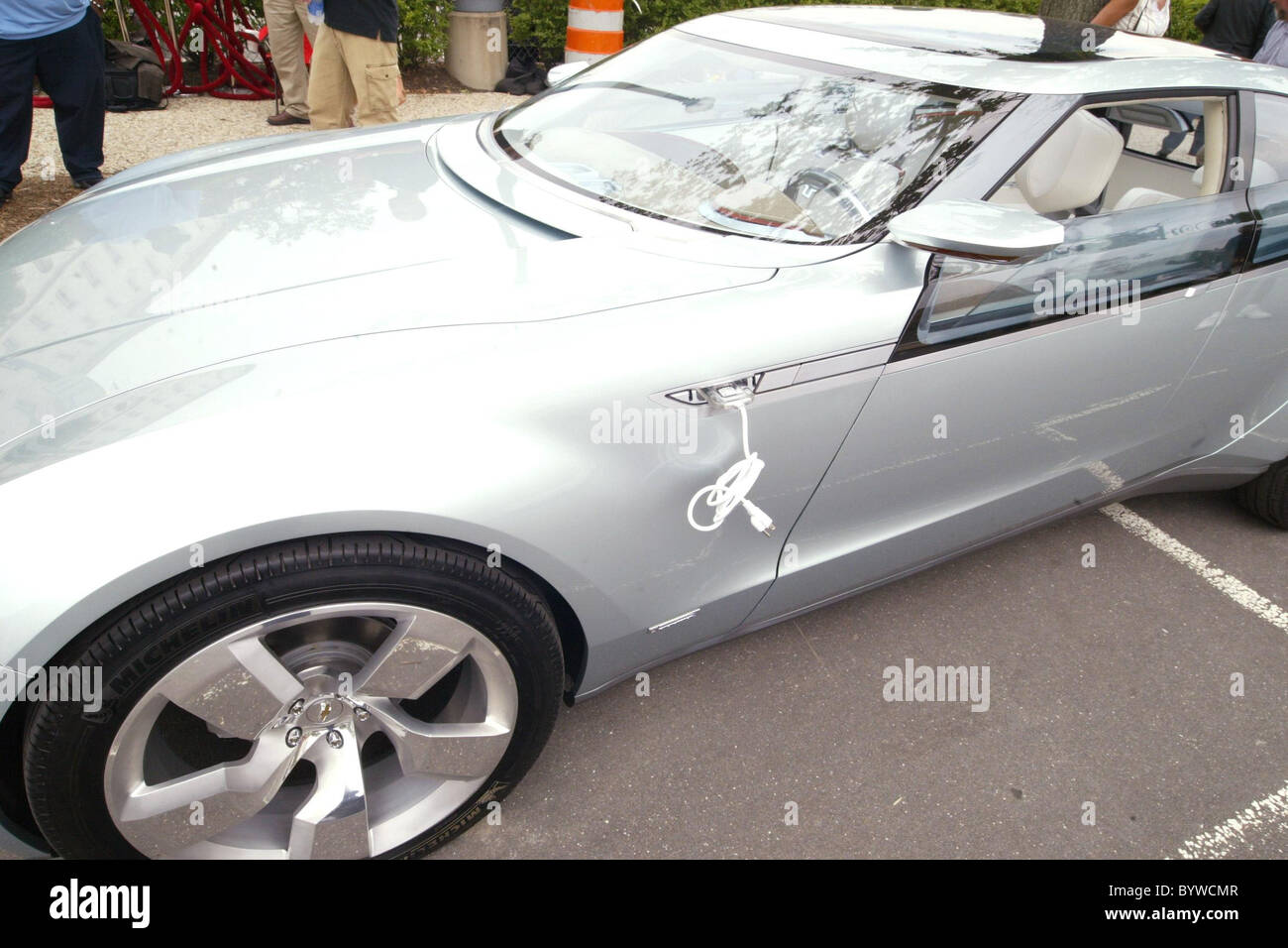 GM unveiled a hydrogen-fuel-cell-powered version of its Chevrolet Volt ...