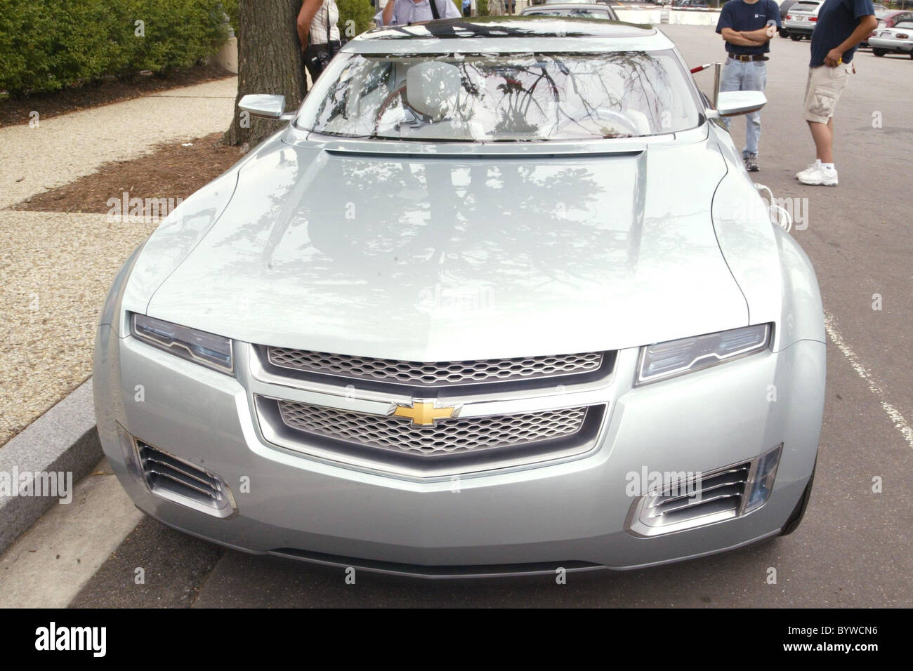 GM unveiled a hydrogen-fuel-cell-powered version of its Chevrolet Volt ...