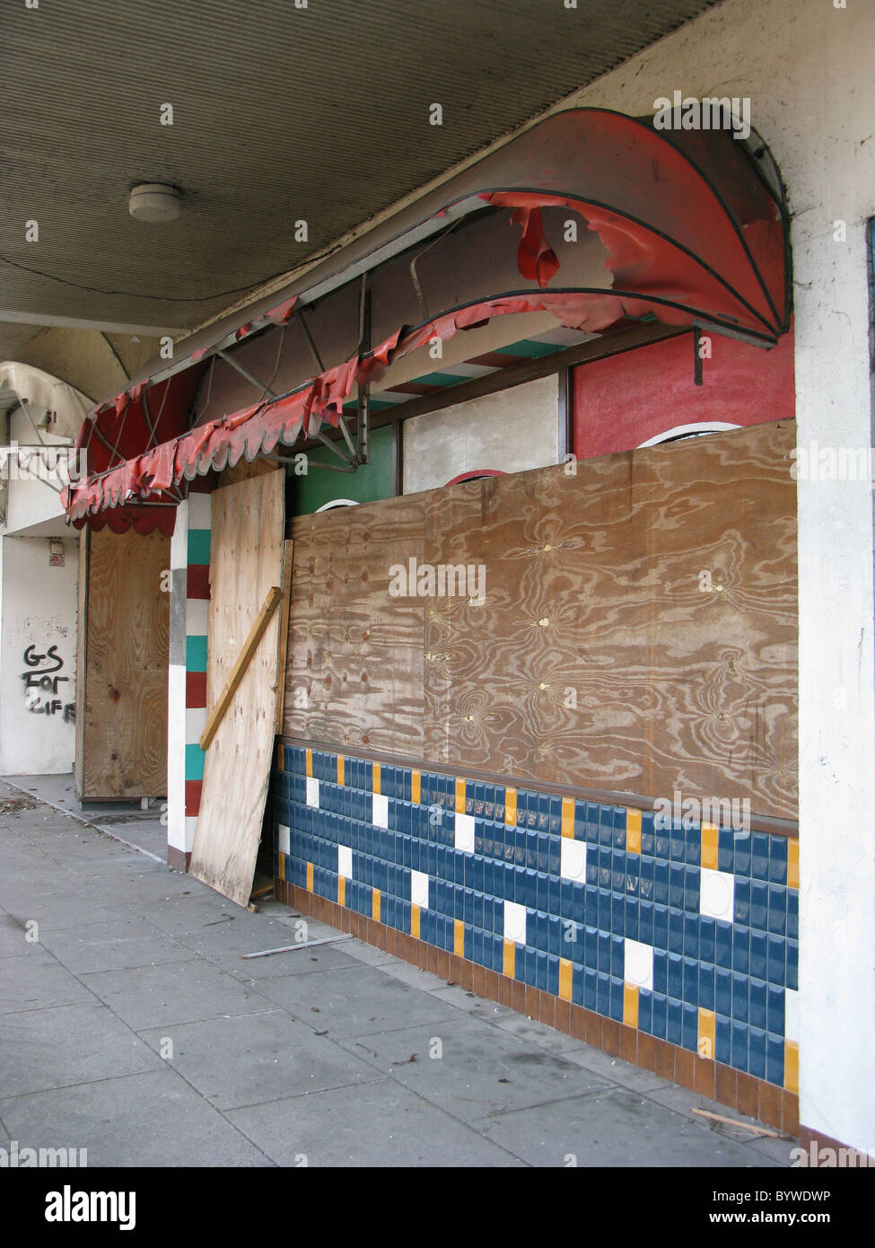 Boarded up shop front Stock Photo - Alamy
