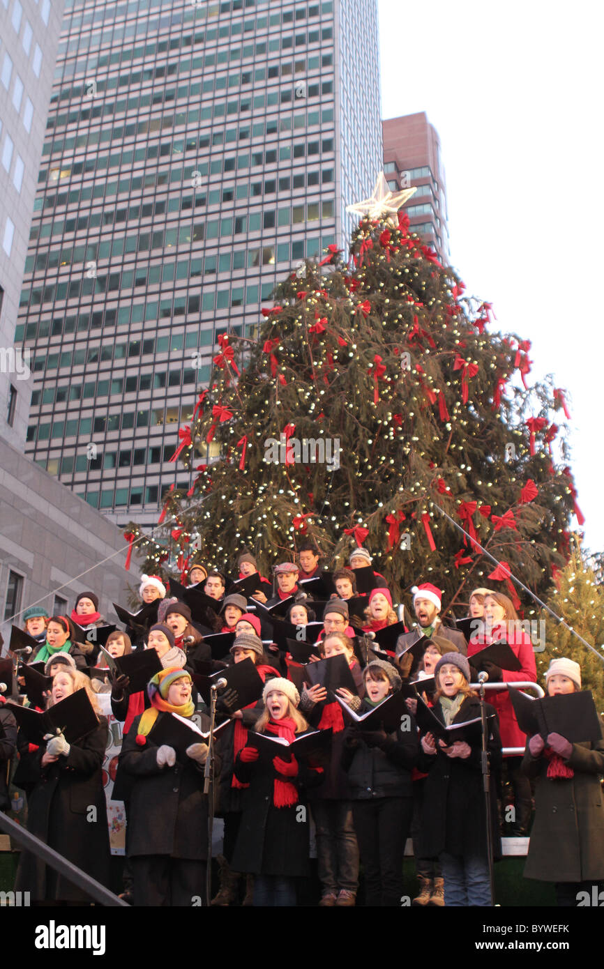 Carol singers hi-res stock photography and images - Alamy