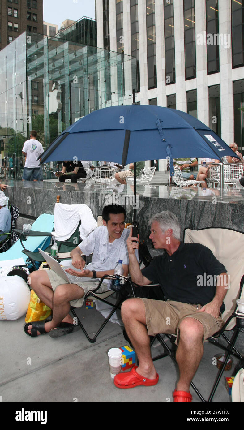 People camping outside the Apple Store for the iPhone to go on sale ...