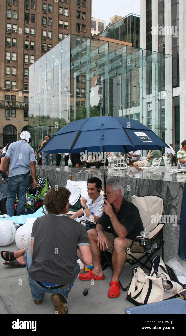 People camping outside the Apple Store for the iPhone to go on sale ...