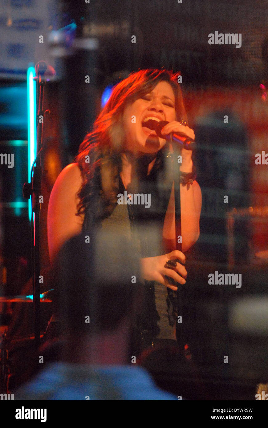 Kelly Clarkson performing live on Fuse TV's "The Sauce" show. New York ...