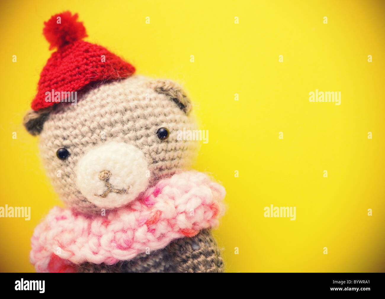Knitted teddy bear Stock Photo - Alamy