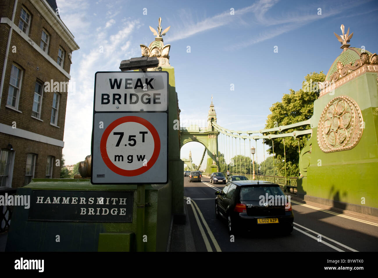 Weak Bridge sign on Hammersmith Bridge, London 2010 Stock Photo - Alamy