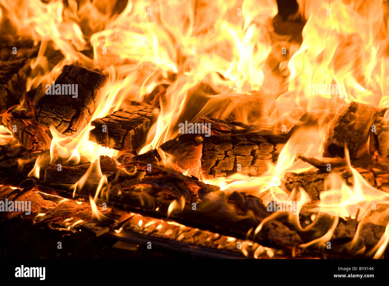 Fire flames night dark sky hi-res stock photography and images - Alamy