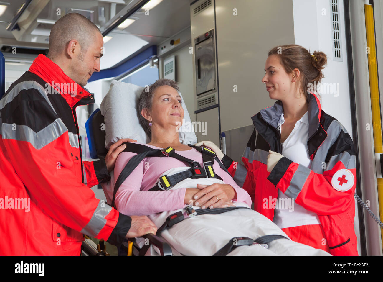 Ambulance team caring about woman Stock Photo - Alamy