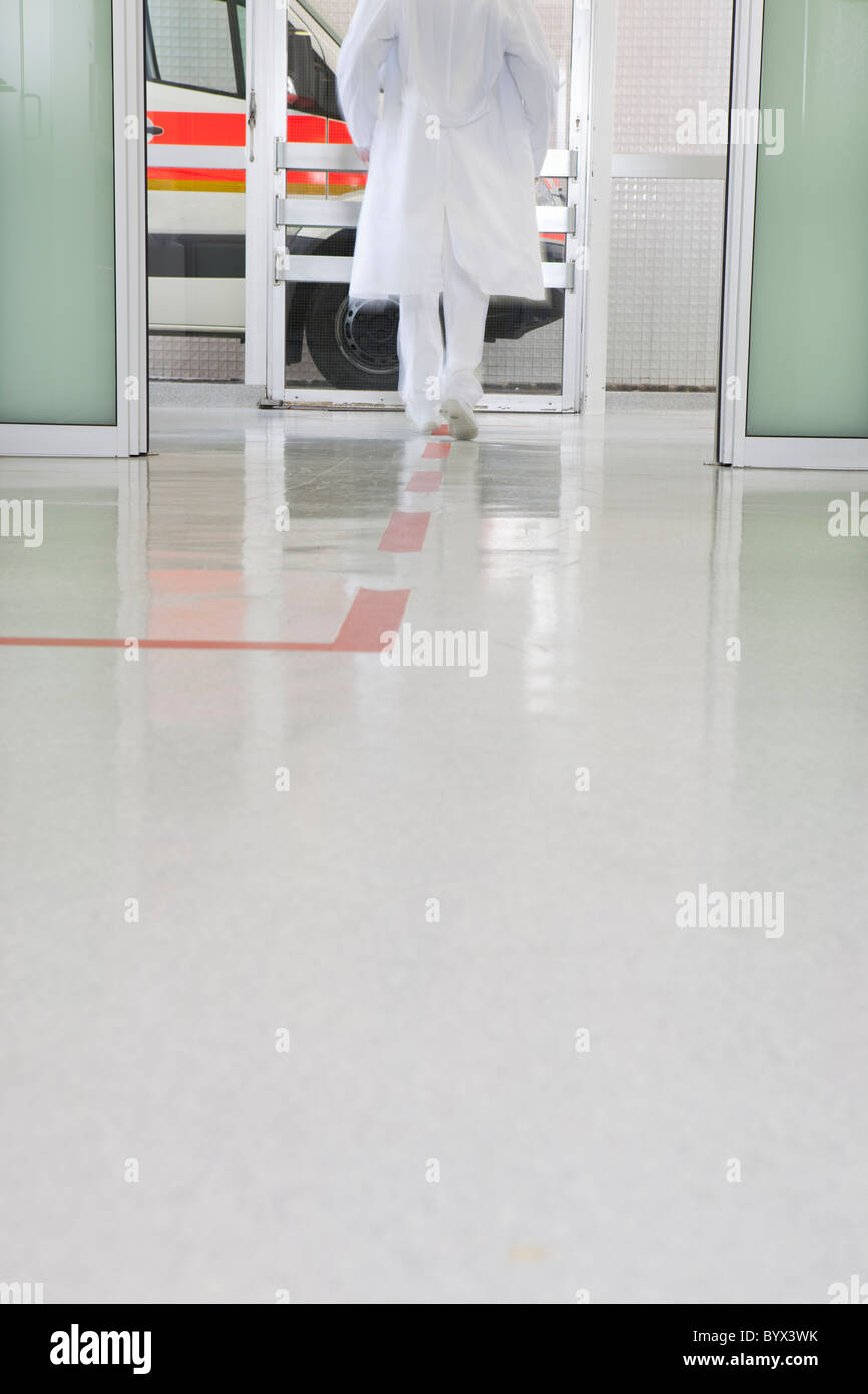 Ambulance rushing hospital hi-res stock photography and images - Alamy