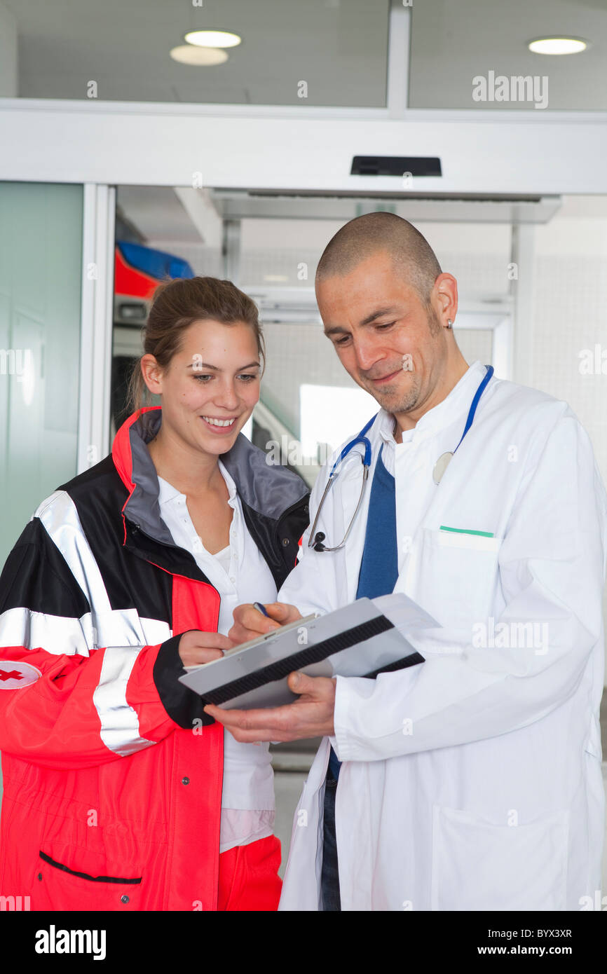 Paramedic doctor hi-res stock photography and images - Alamy