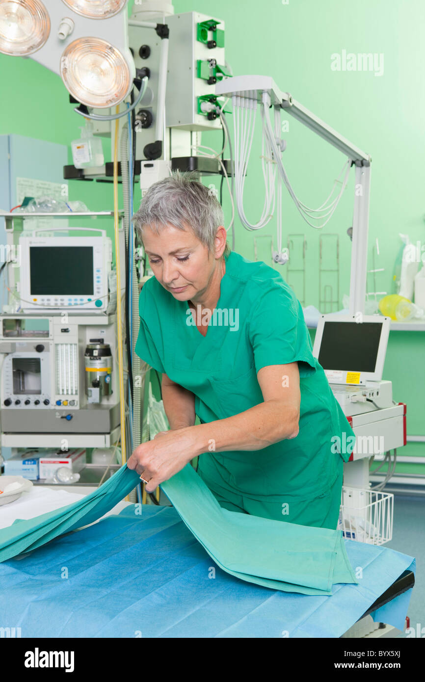 Scrub nurse operating room hi-res stock photography and images - Alamy