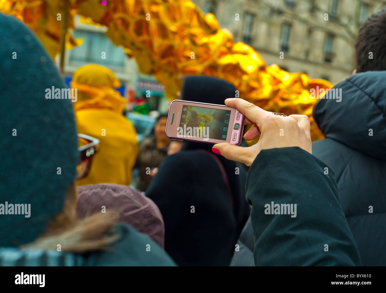 Young people in crowds with mobile phones hi-res stock photography and ...