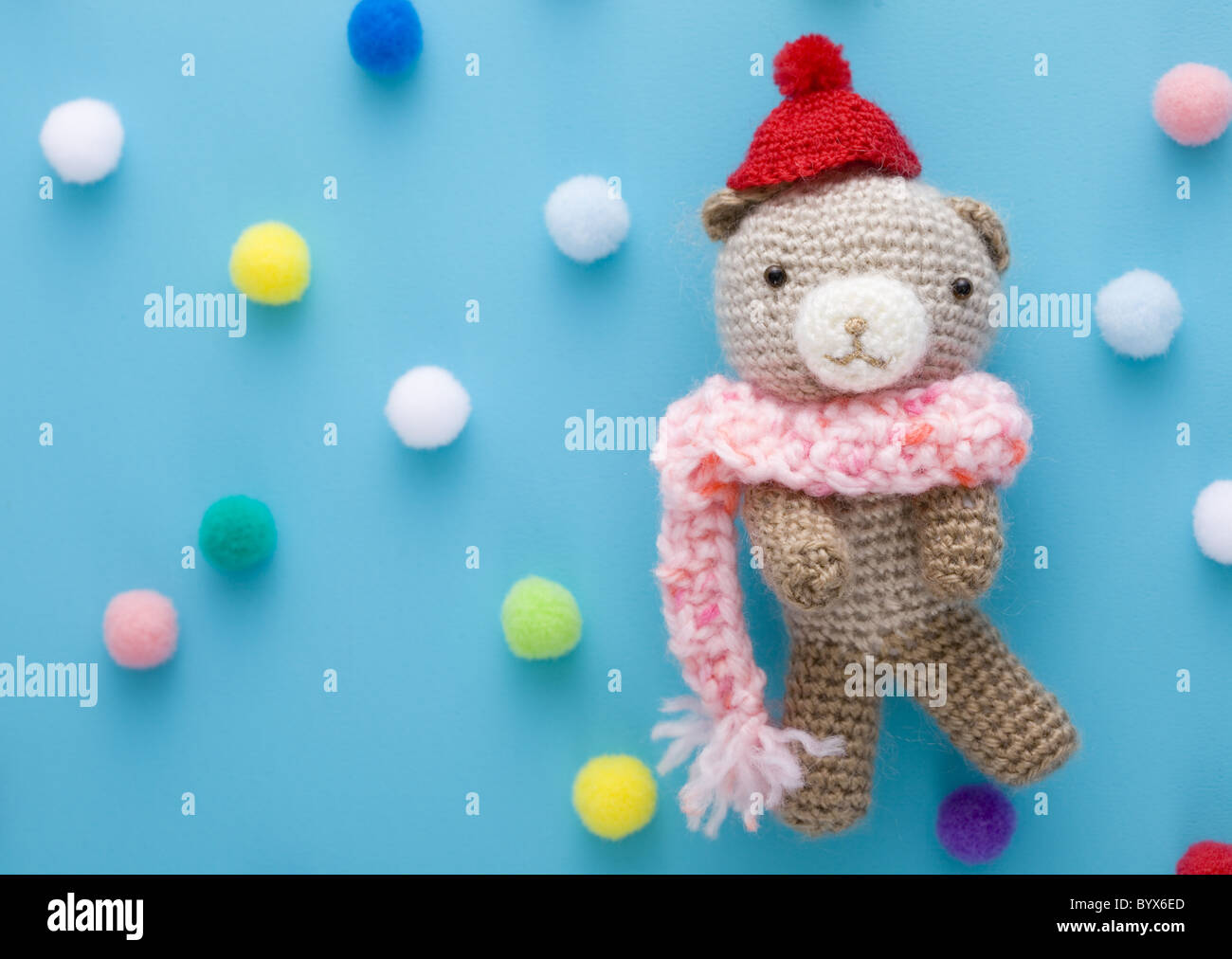 Knitted teddy bear Stock Photo - Alamy
