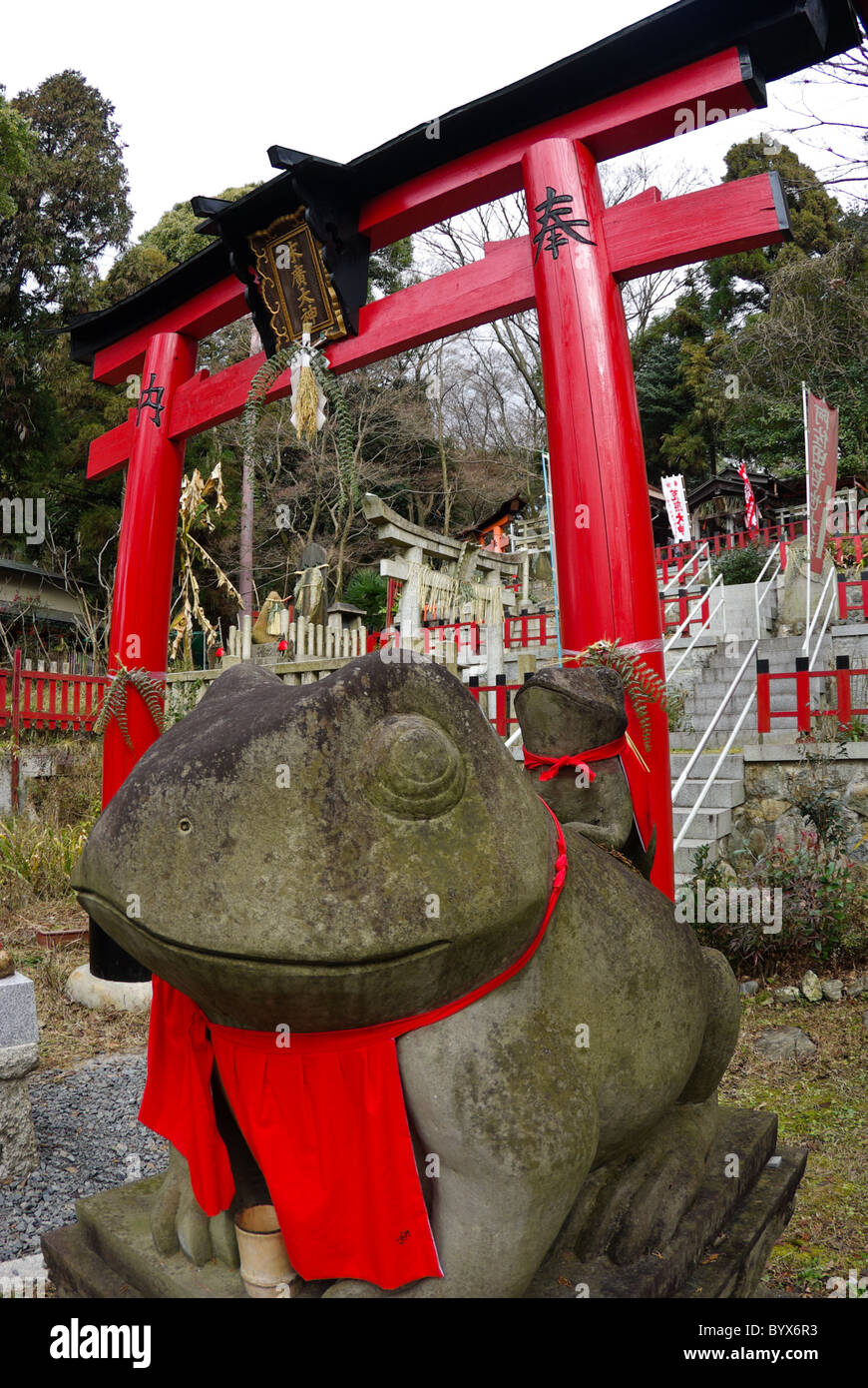 Suehiro Daijinja, the "frog" shrine right next to Fushimi Inari Shrine ...
