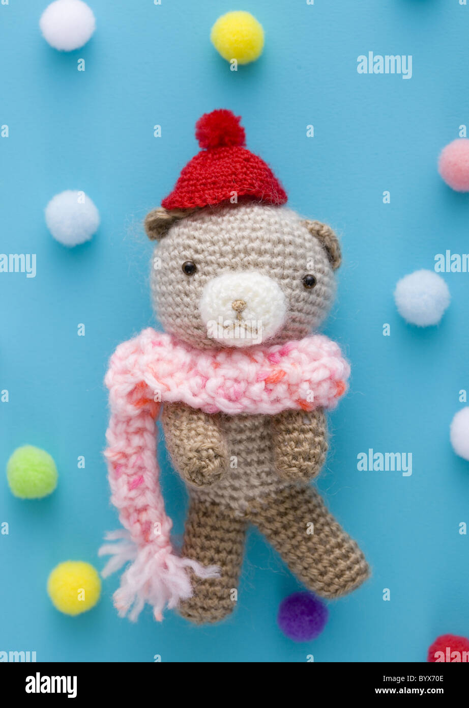 Knitted teddy bear Stock Photo - Alamy