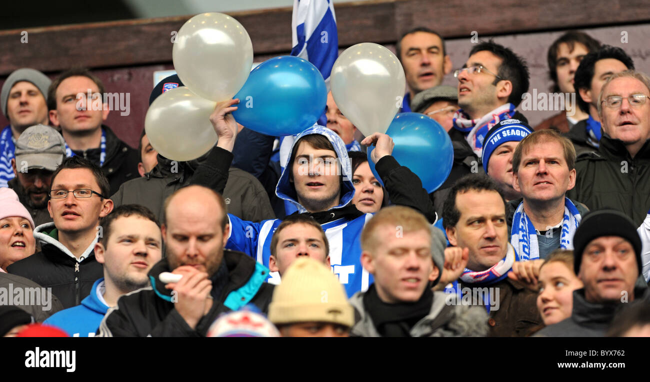 Football fans cheering uk hi-res stock photography and images - Alamy