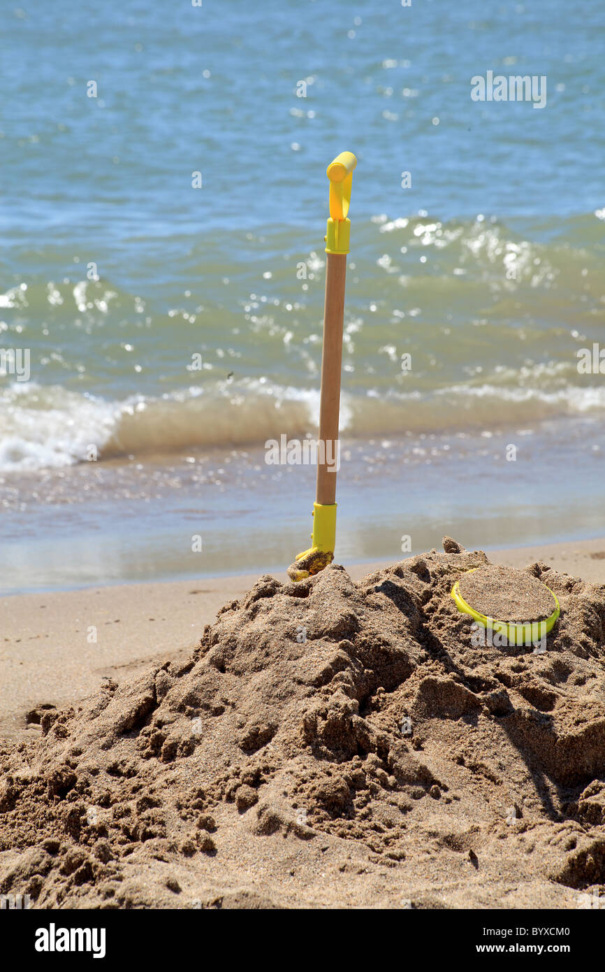 Shovel in sand pile hi-res stock photography and images - Alamy