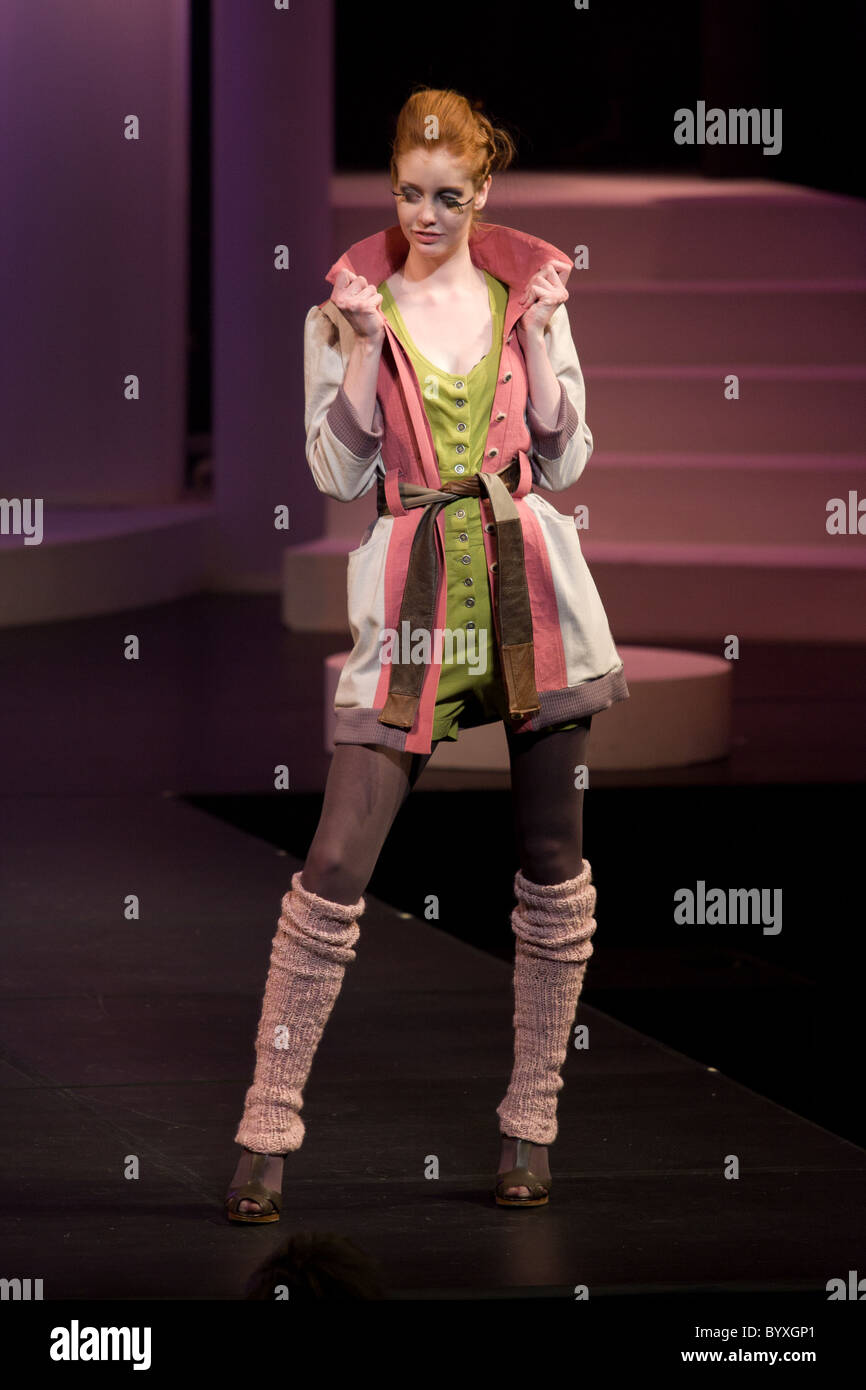 Runway fashion model hi-res stock photography and images - Alamy