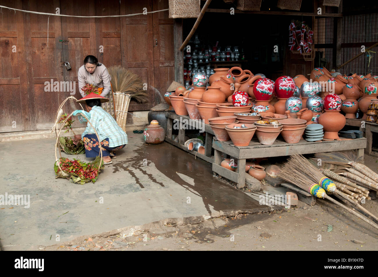 The pottery vendor hi-res stock photography and images - Alamy
