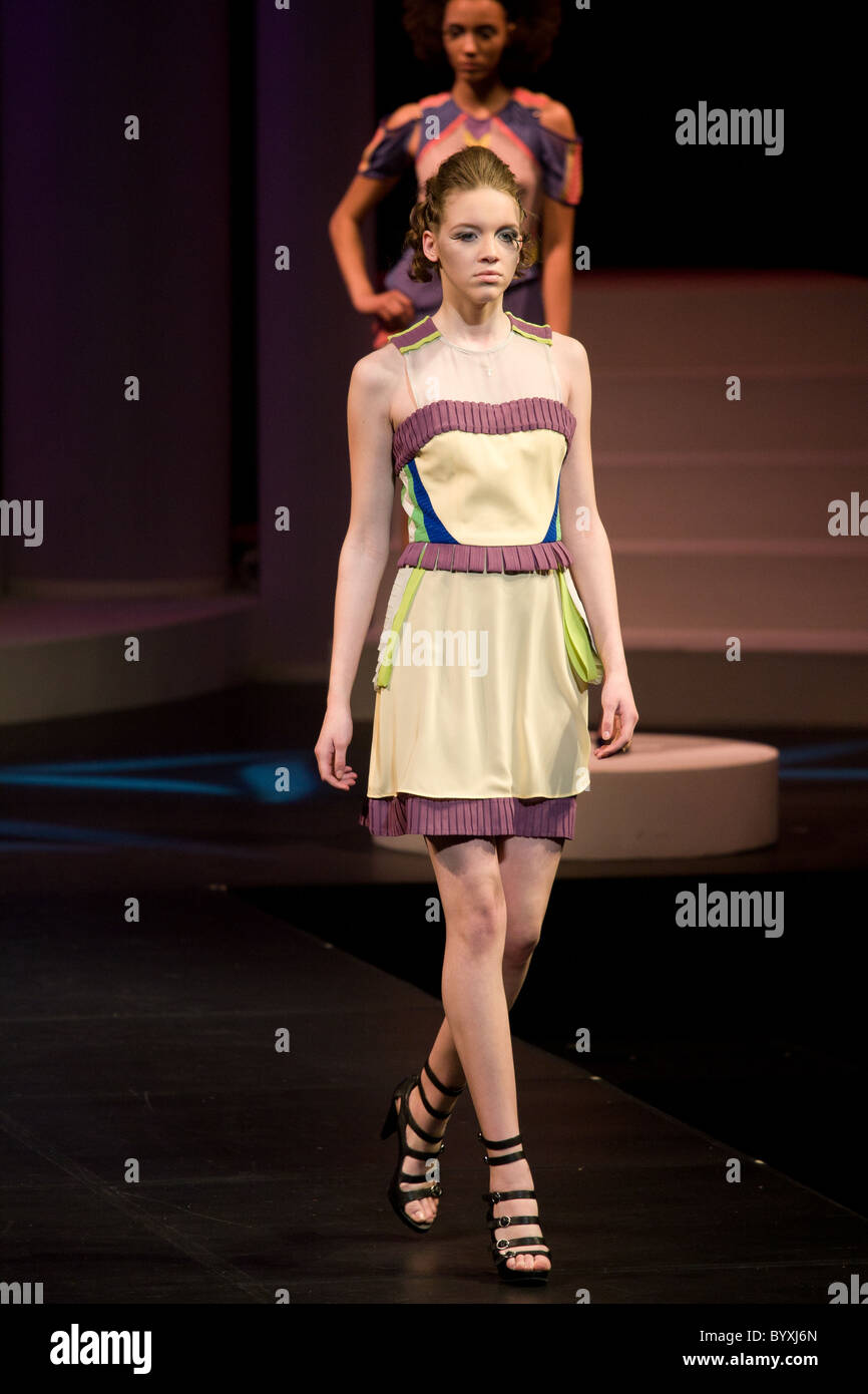 Female walking fashion show hi-res stock photography and images - Alamy
