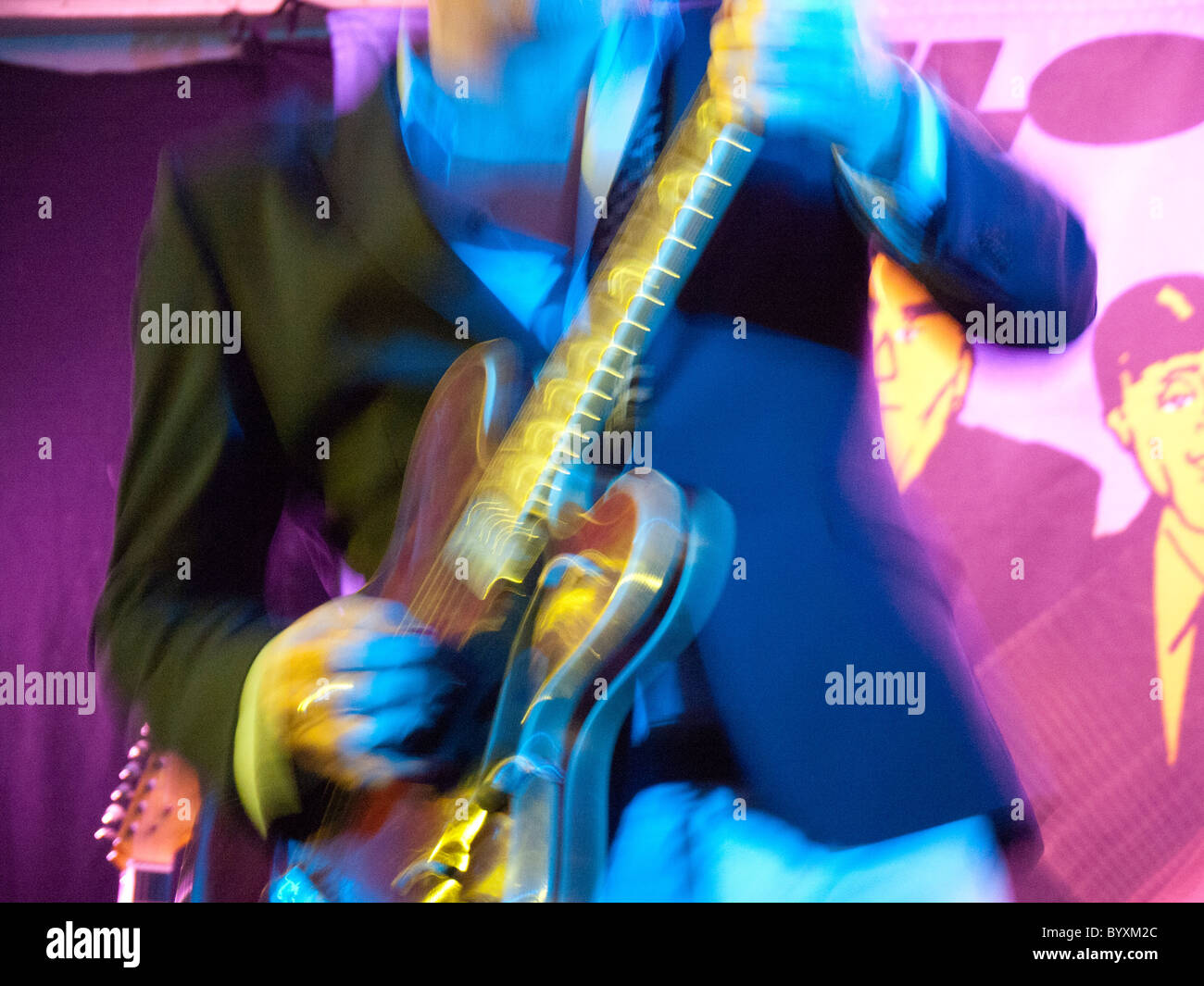 singer guitarist Dennis Greaves of Nine Below Zero in action Stock ...