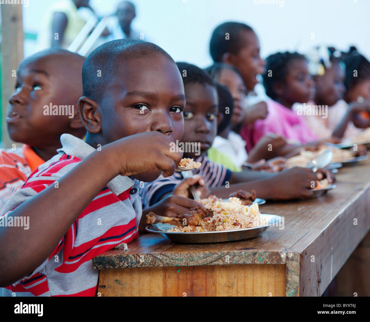children eating a hot meal; port-au-prince, haiti Stock Photo - Alamy