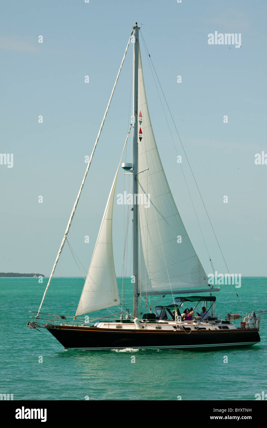 Sloop underway in tropical water Stock Photo - Alamy