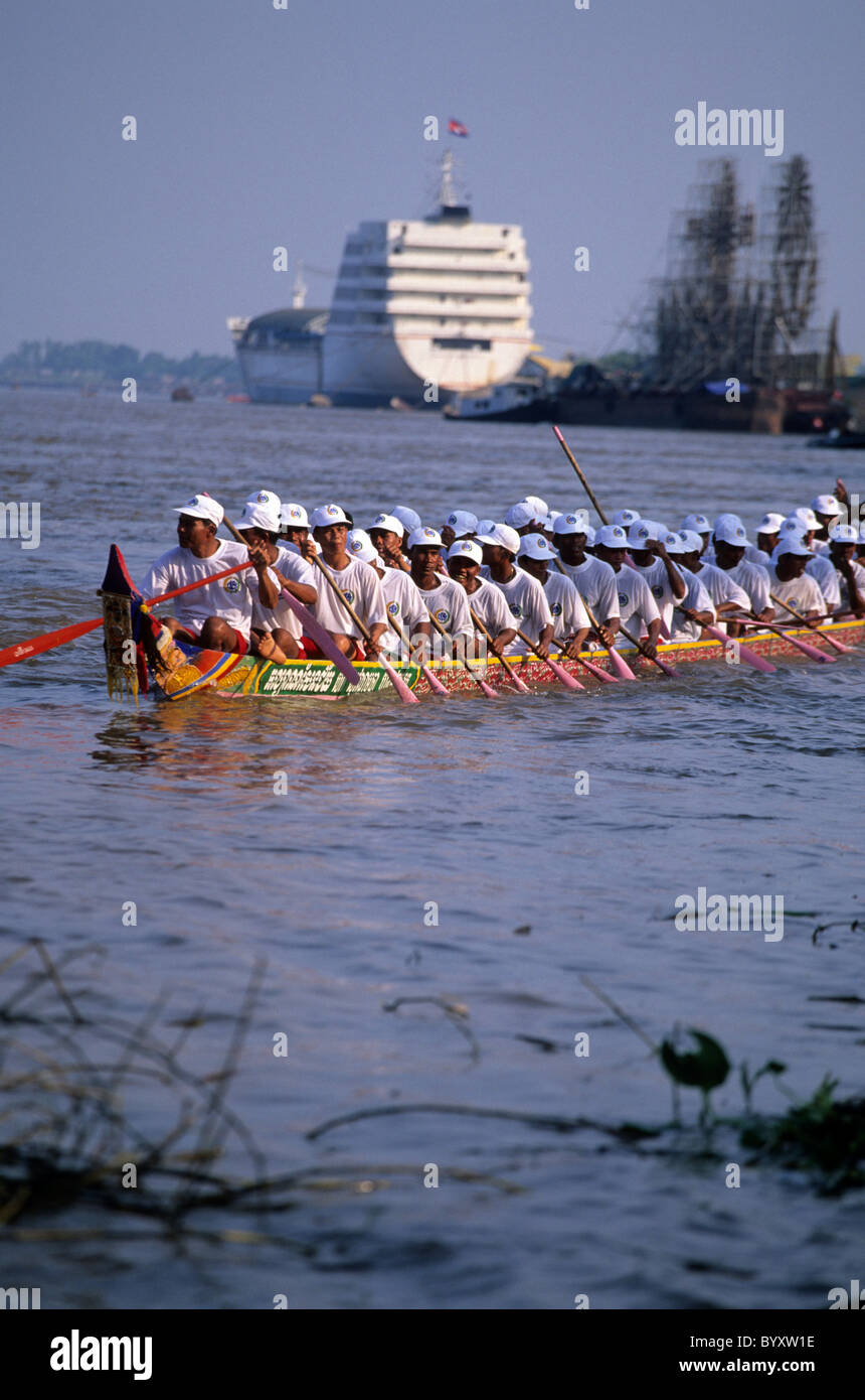 Phnom penh water festival hi-res stock photography and images - Alamy
